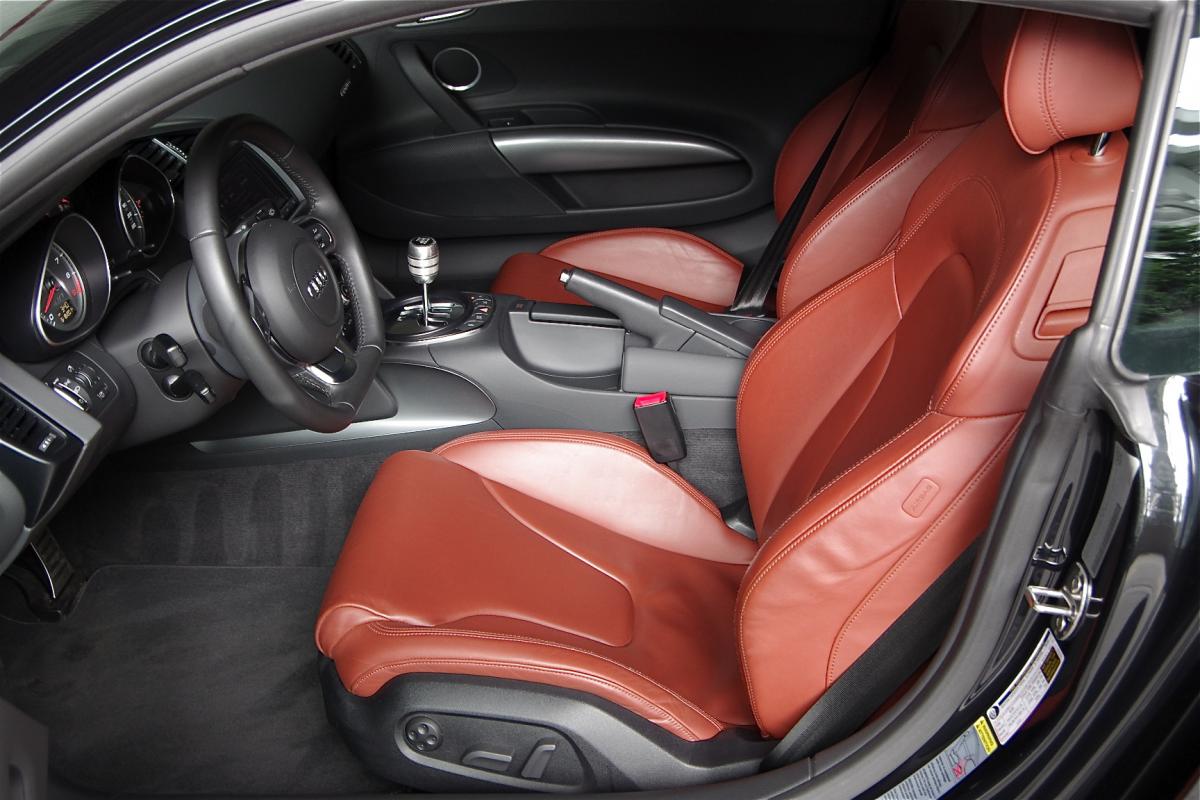 2009 r8 interior